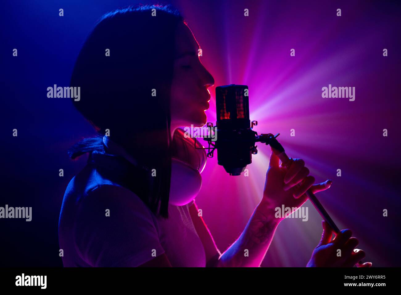 Side view portrait of silhouette of artist, young brunette woman ...