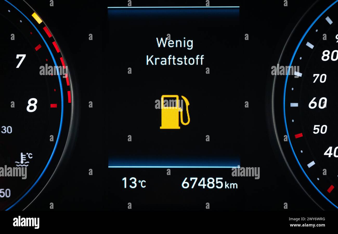 SYMBOL - 04 April 2024, Baden-Württemberg, Rottweil: A fuel gauge on a ...
