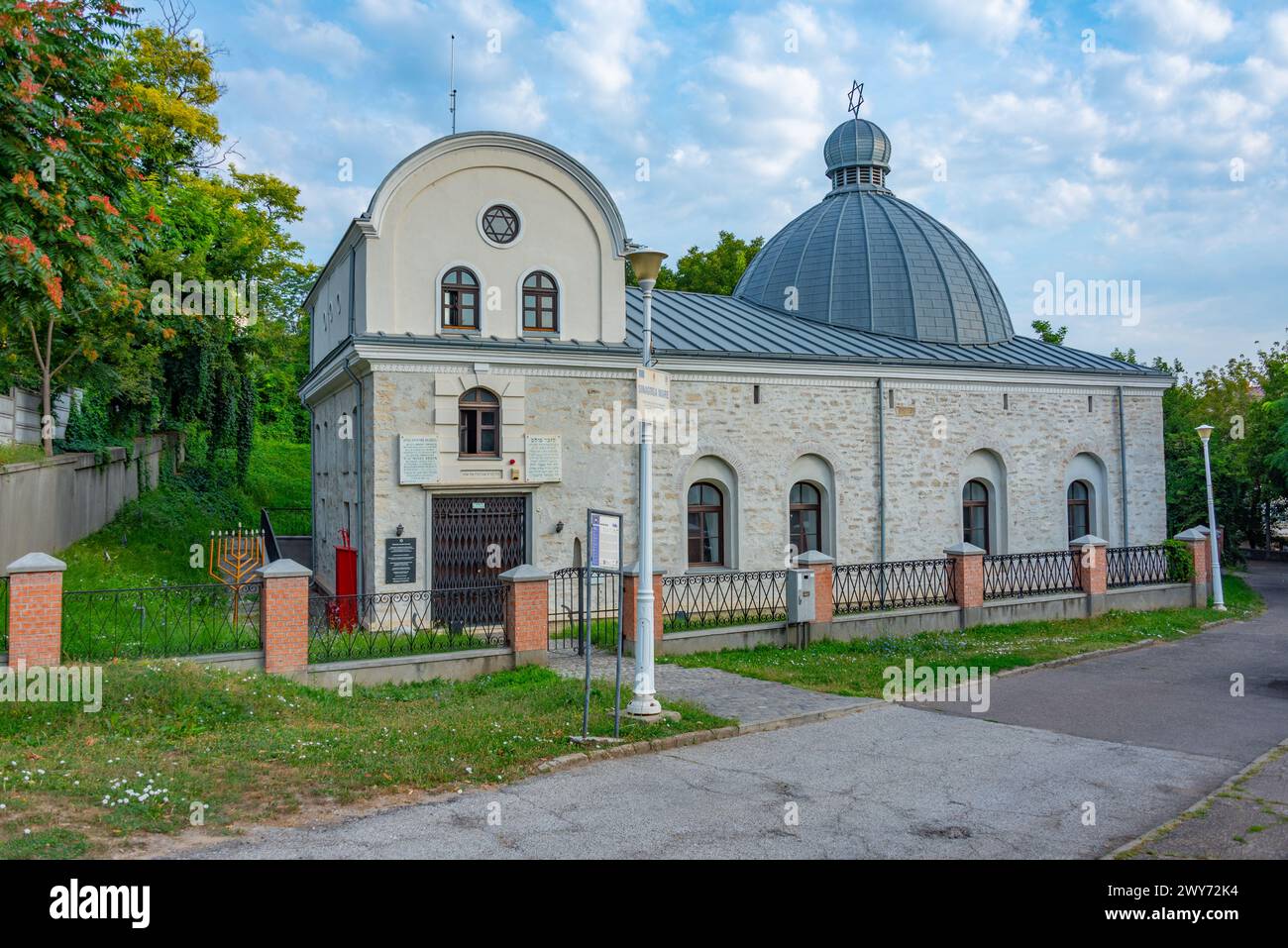 Great synagogue romania hi-res stock photography and images - Alamy