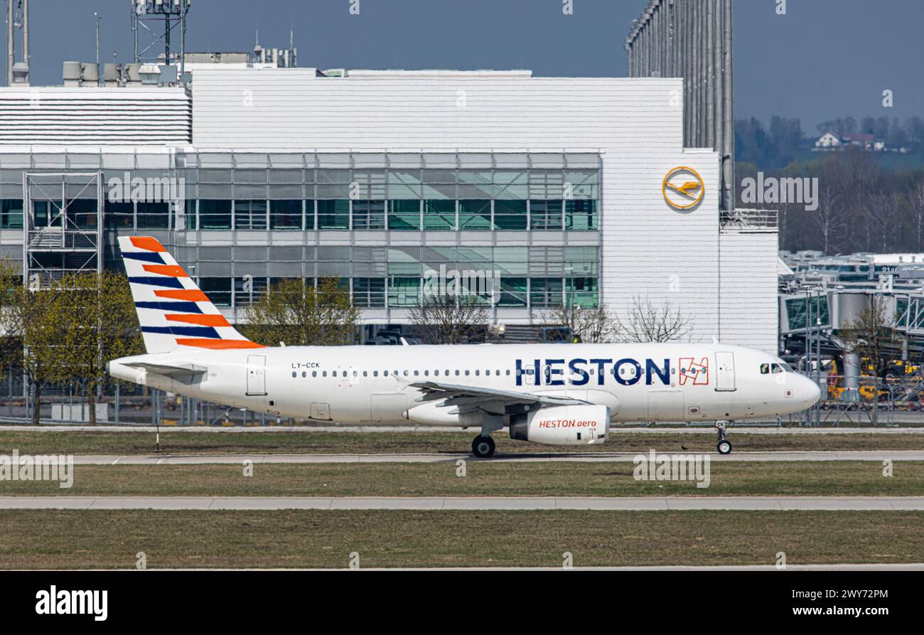 Ein Airbus A320-232 von Heston Airlines rollt auf dem Flughafen München ...