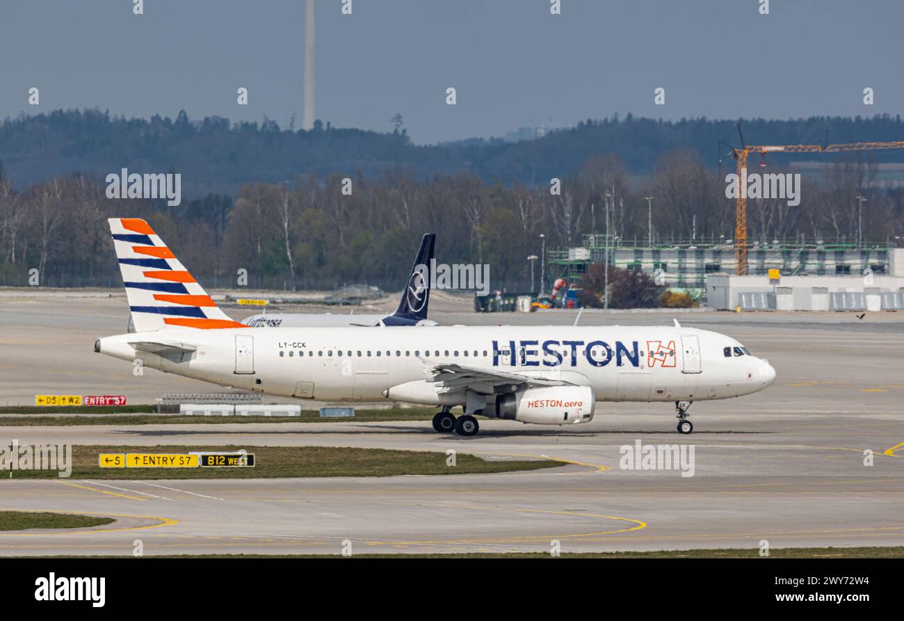 Ein Airbus A320-232 von Heston Airlines rollt auf dem Flughafen München ...