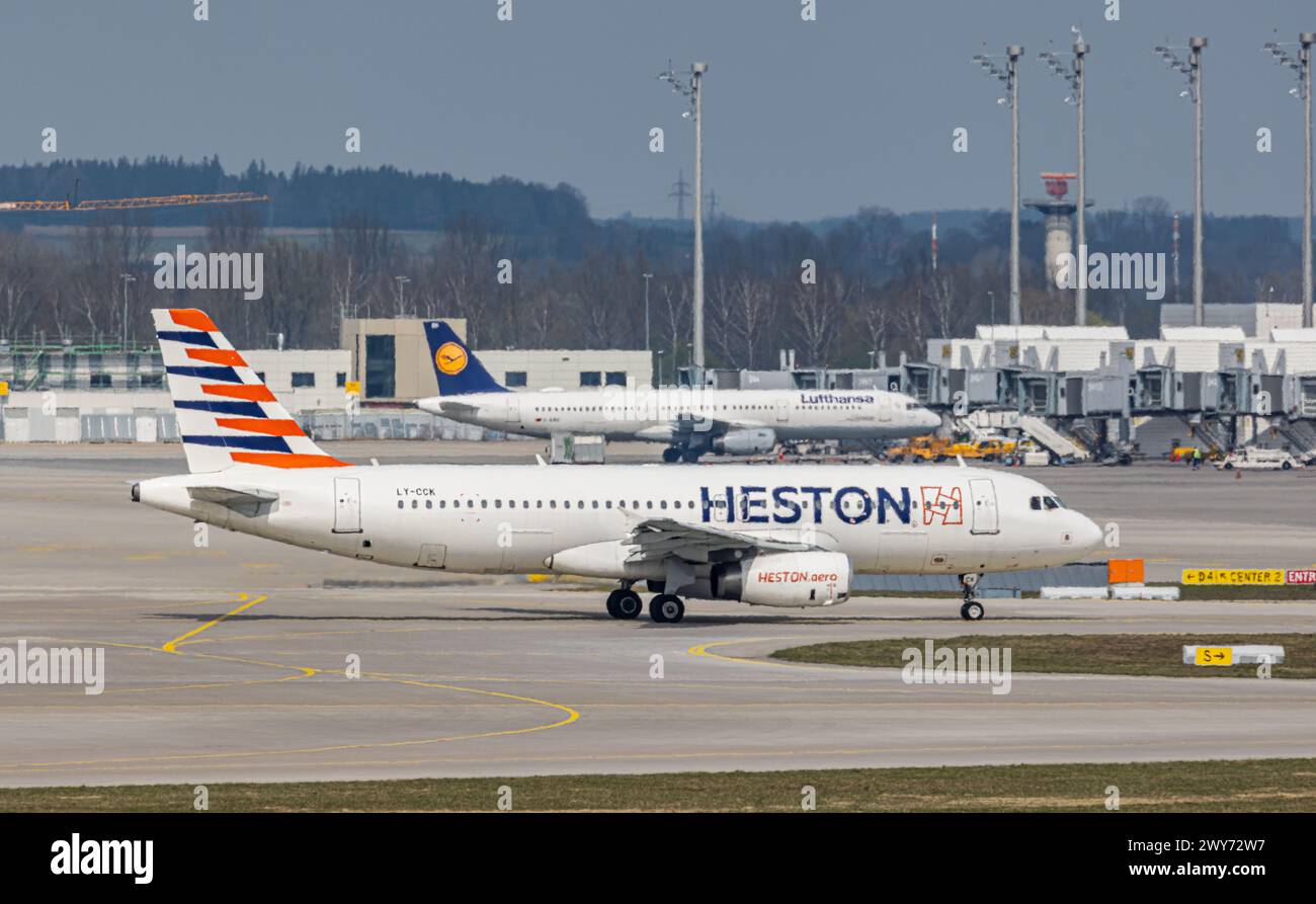 Ein Airbus A320-232 von Heston Airlines rollt auf dem Flughafen München ...