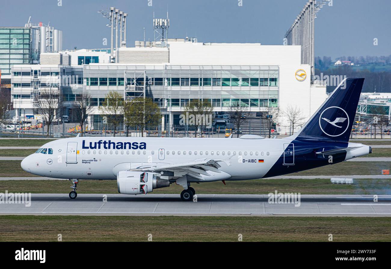 Ein Airbus A319-112 von Lufthansa landet auf der Südbahn des Flughafen ...