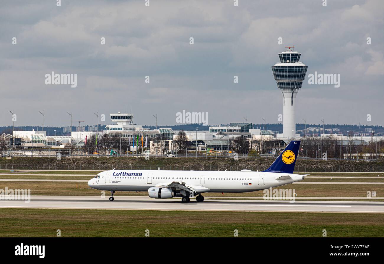 Ein Airbus A321-231 von Lufthansa landet auf der Südbahn des Flughafen München. Registration D ...