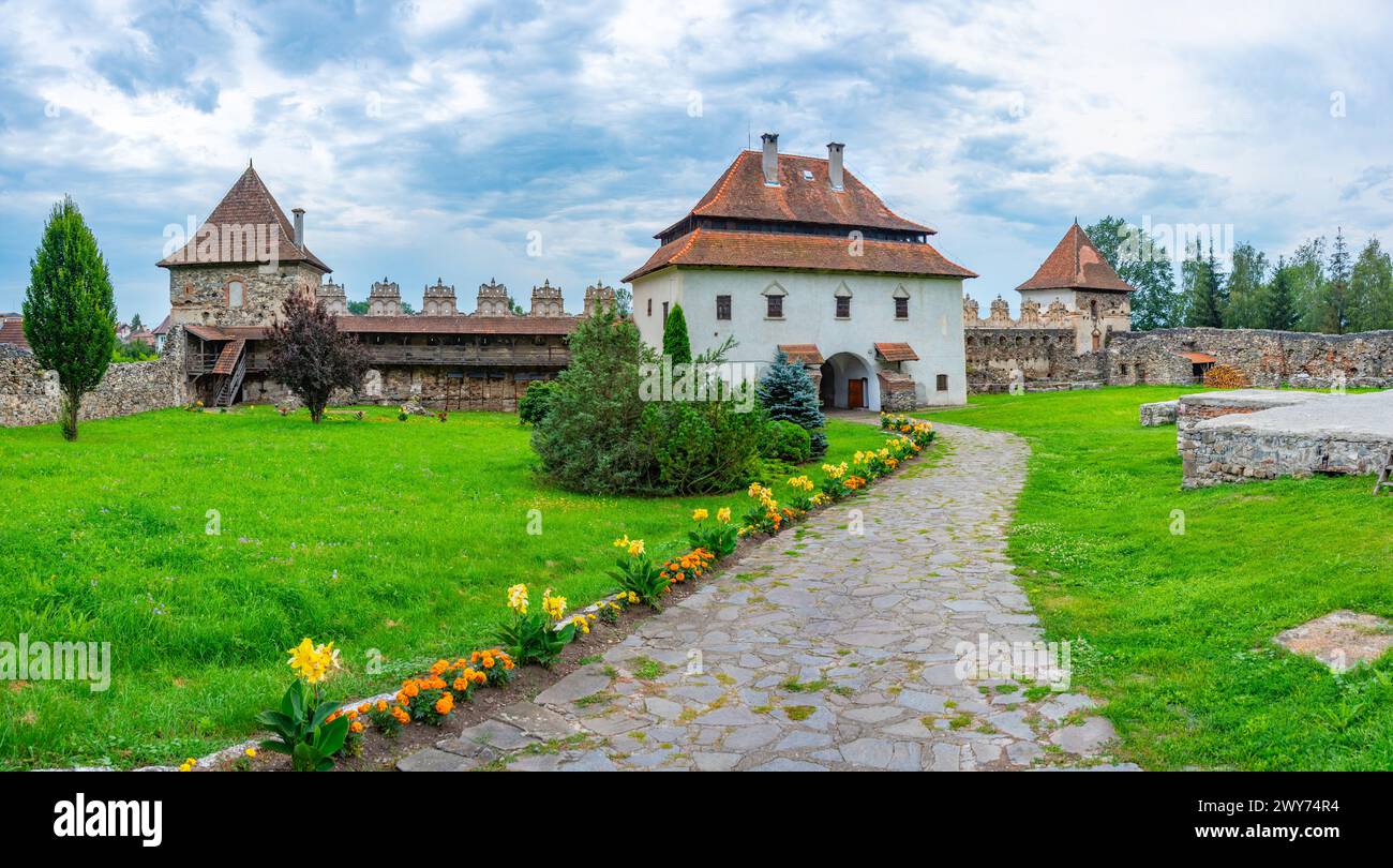 View of the Lazar castle in Lazarea, Romania Stock Photo - Alamy
