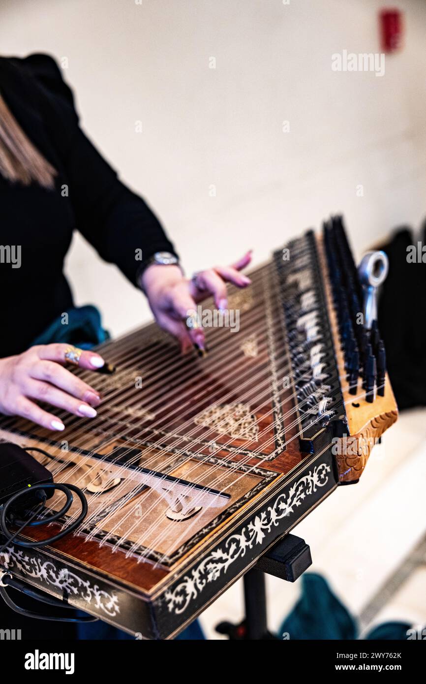 Ganoun instrument hi-res stock photography and images - Alamy