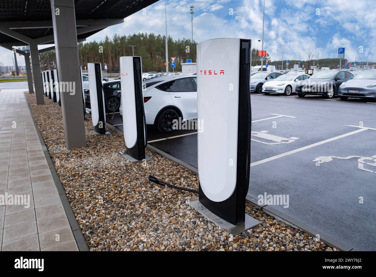 Tesla-Supercharger v4 mit Lounge deutscher Fabrik Giga Berlin ...