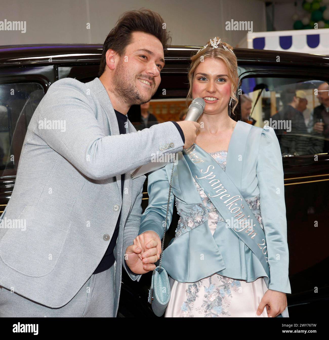 Moderator Christofer Hameister, Spargelkoenigin 2024 mit Lisa Muenn bei ...