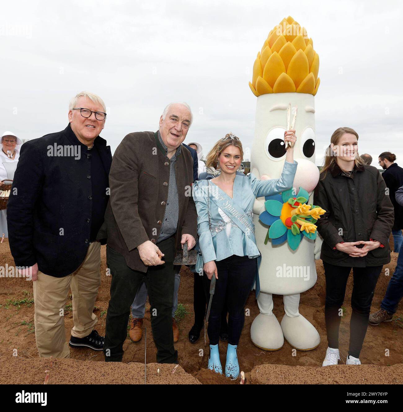 Buergermeister Bernhard Knuth, Ernst August Winkelmann, Spargelkoenigin ...