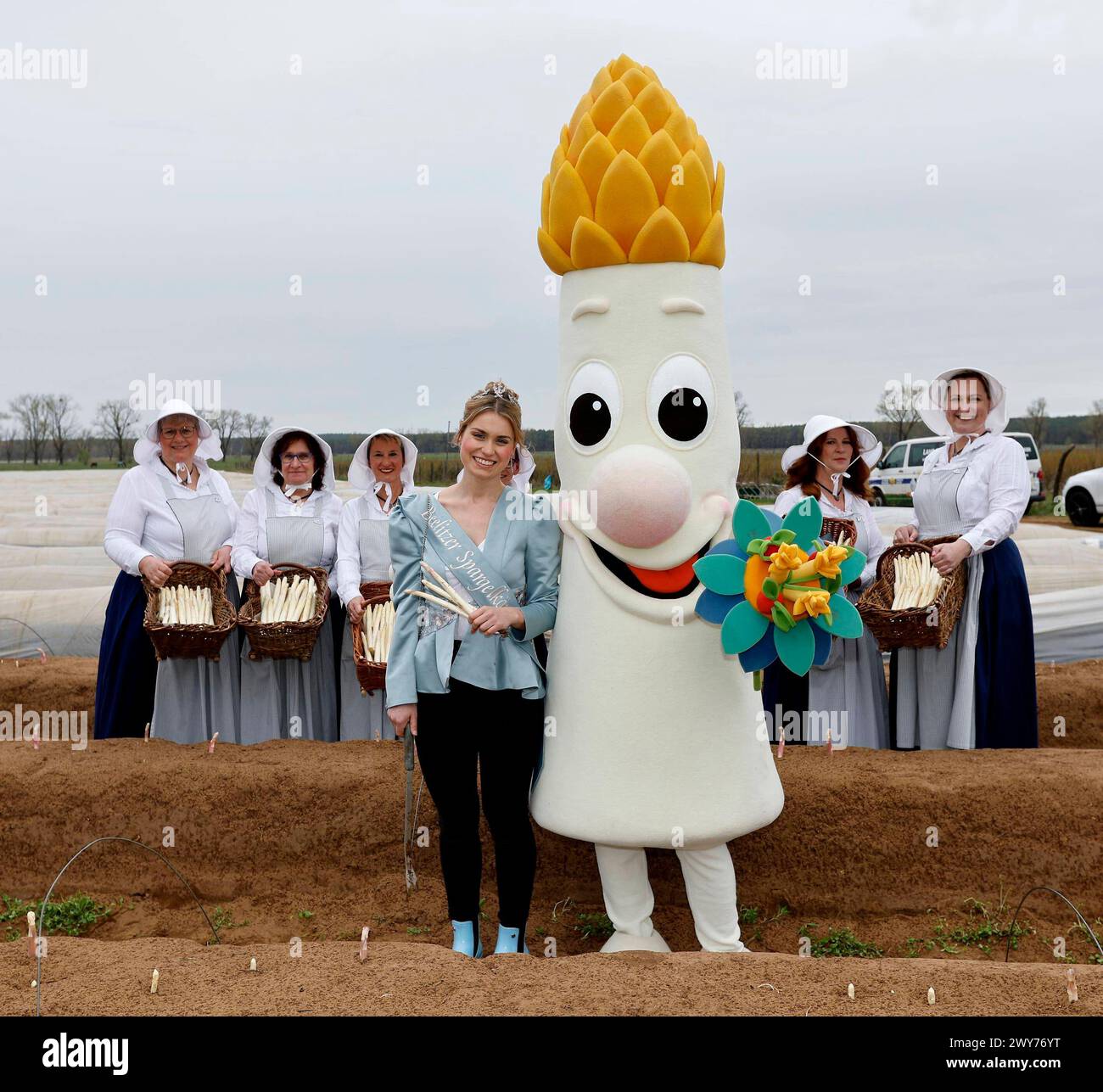 Spargelkoenigin 2024 Lisa Muenn und die Spargelfrauen bei der Eroeffung ...