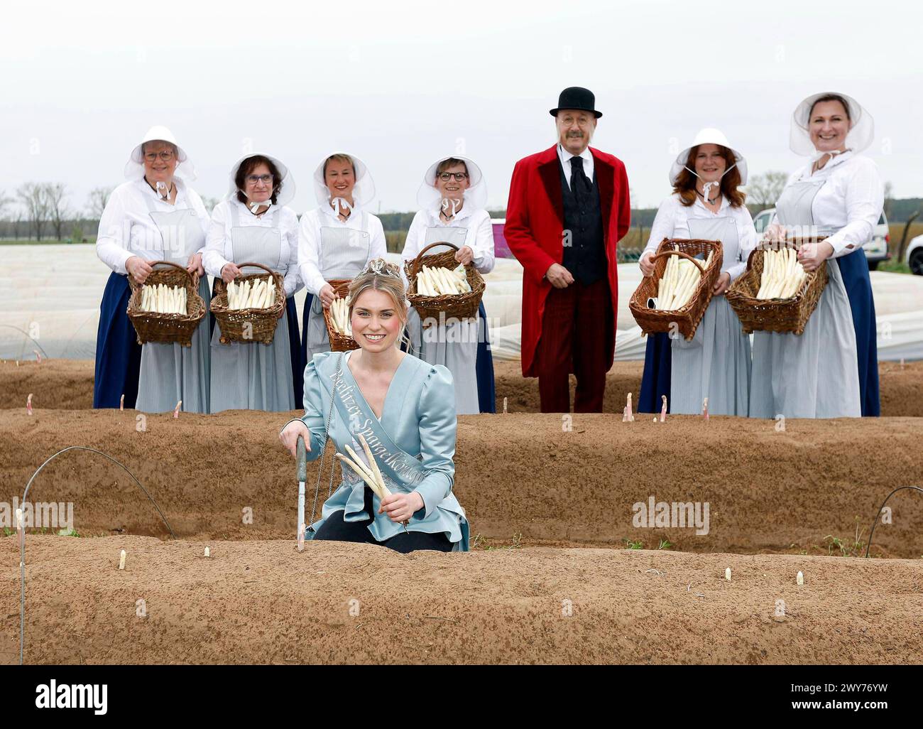 Spargelkoenigin 2024 Lisa Muenn, Hank Teufer als Theodor Fontane 2.0 ...
