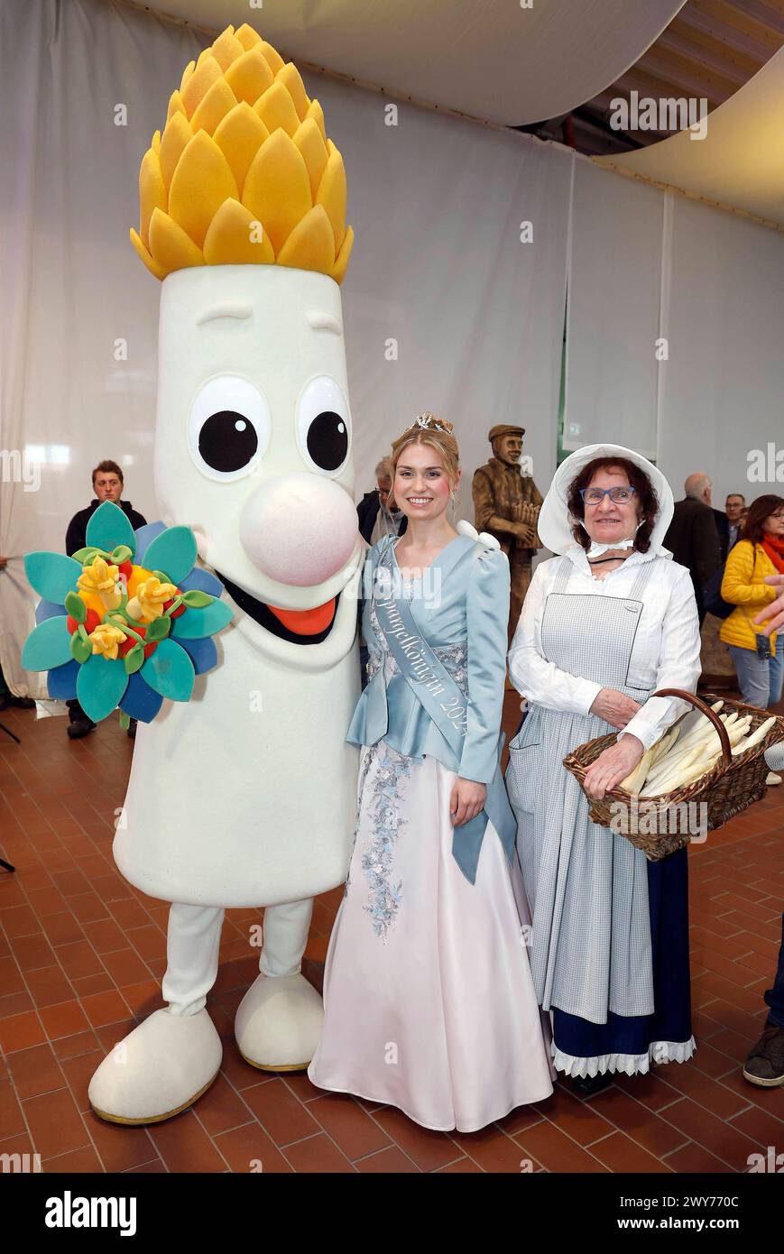 Spargelkoenigin 2024 mit Lisa Muenn bei der Eroeffnung der Beelitzer ...