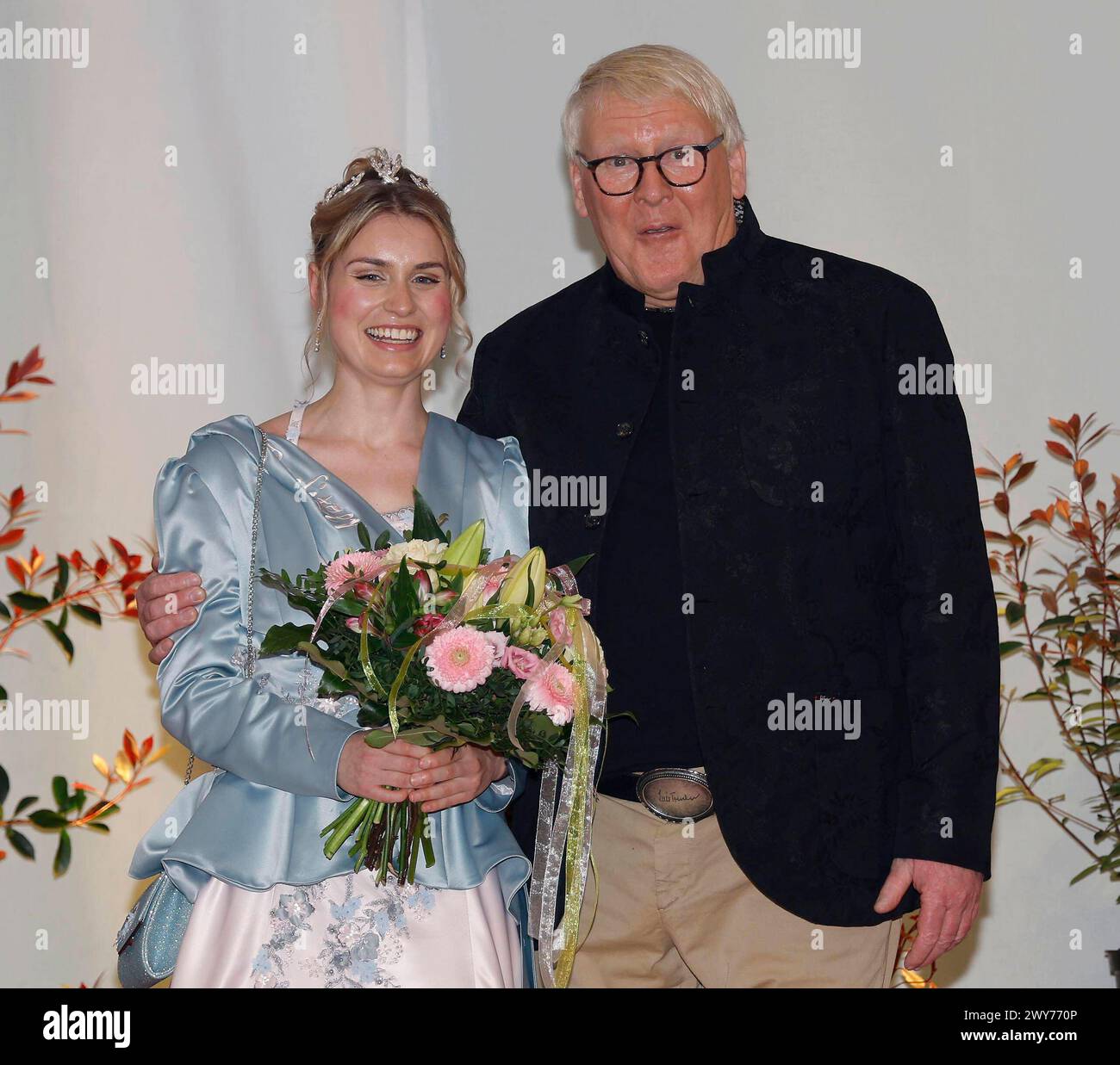 Spargelkoenigin Lisa Muenn, Buergermeister Bernhard Knuth bei der ...