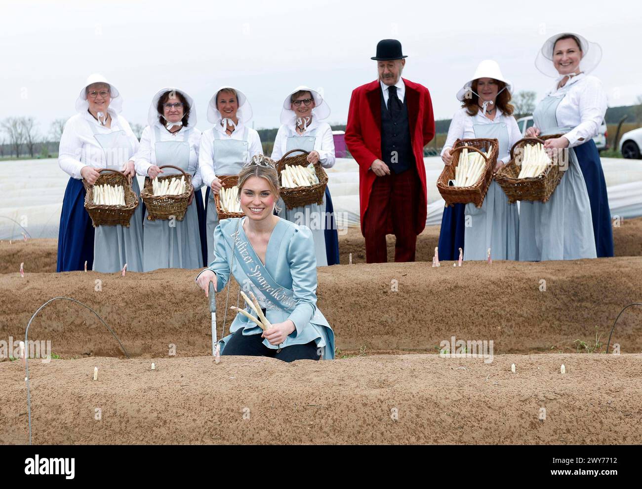 Spargelkoenigin 2024 Lisa Muenn, Hank Teufer als Theodor Fontane 2.0 ...