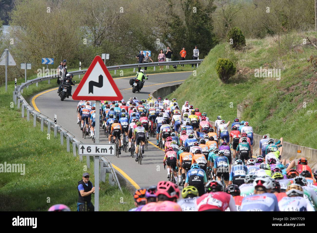 Peloton 2 corners before the crash that took out leader Roglic as well ...