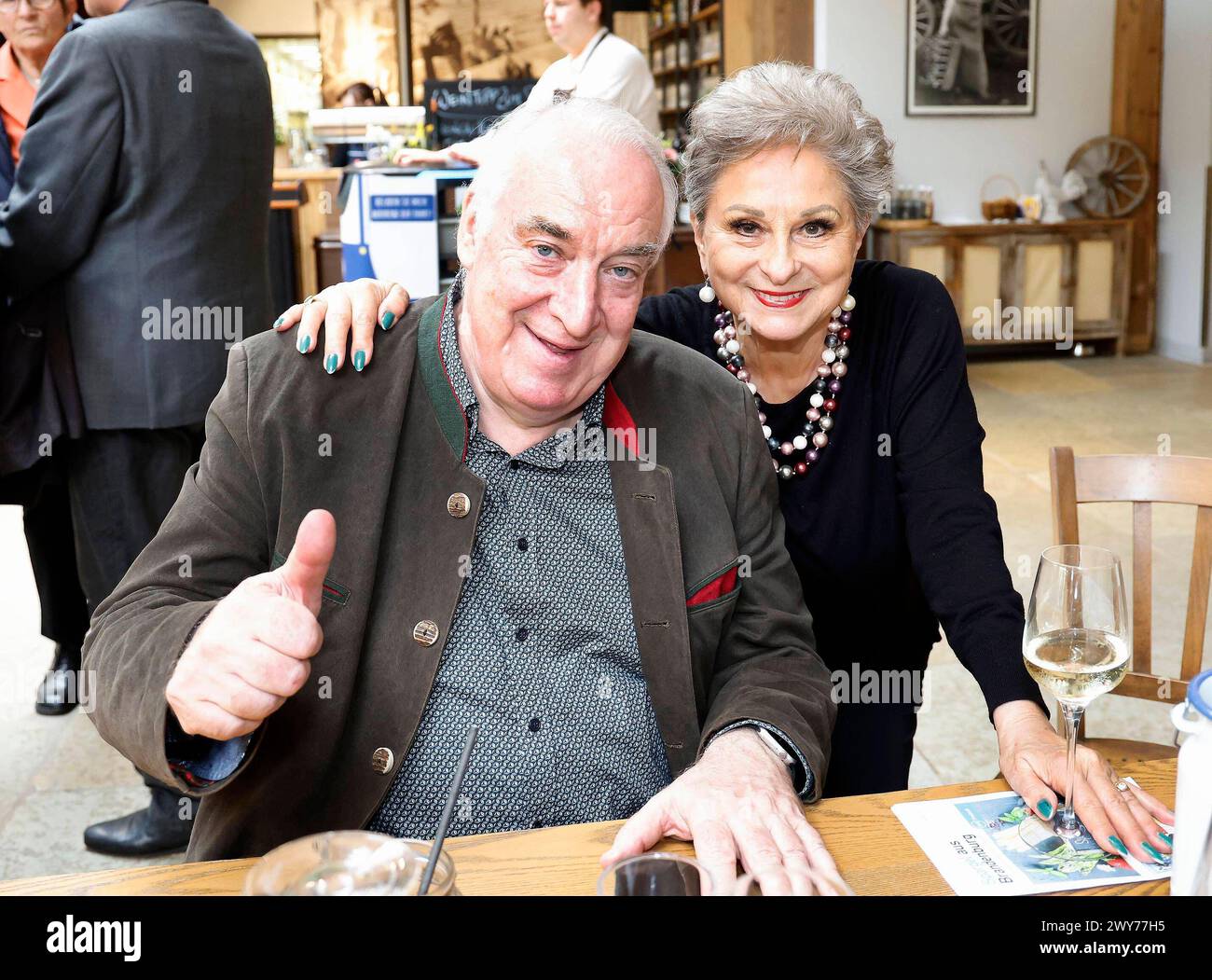 Ernst August Winkelmann, Dagmar Frederic bei der Eroeffnung der Beelitzer Spargelsaison 2024 auf ...
