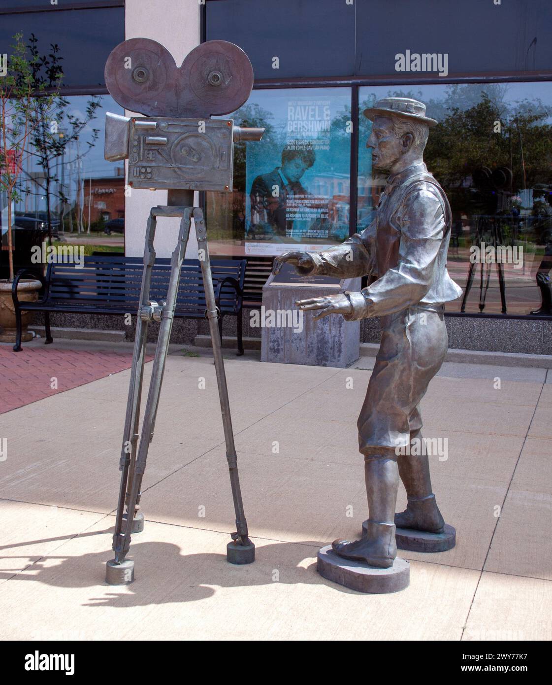 Filmmaker statue hi-res stock photography and images - Alamy