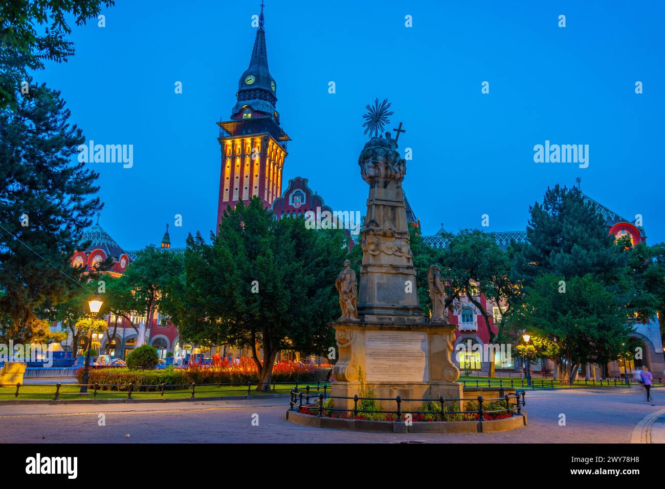Sunset view of the holy trinity monument and Art nouveau town hall in ...