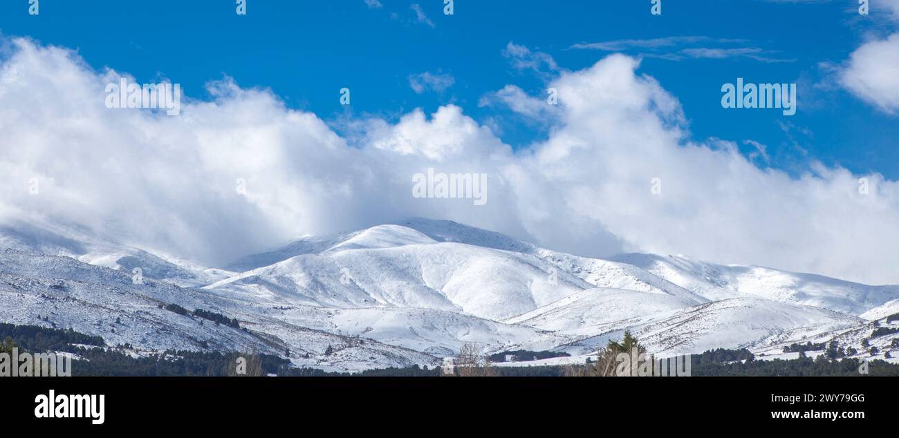Landscape of snowy meadows in the Sierra de Gredos. Hoyos del Espino ...