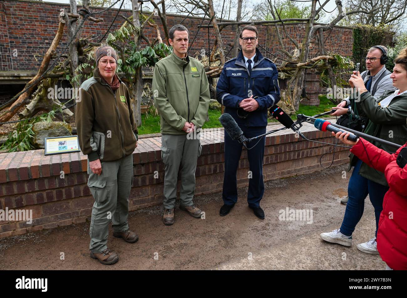 Zoo affengehege hi-res stock photography and images - Alamy