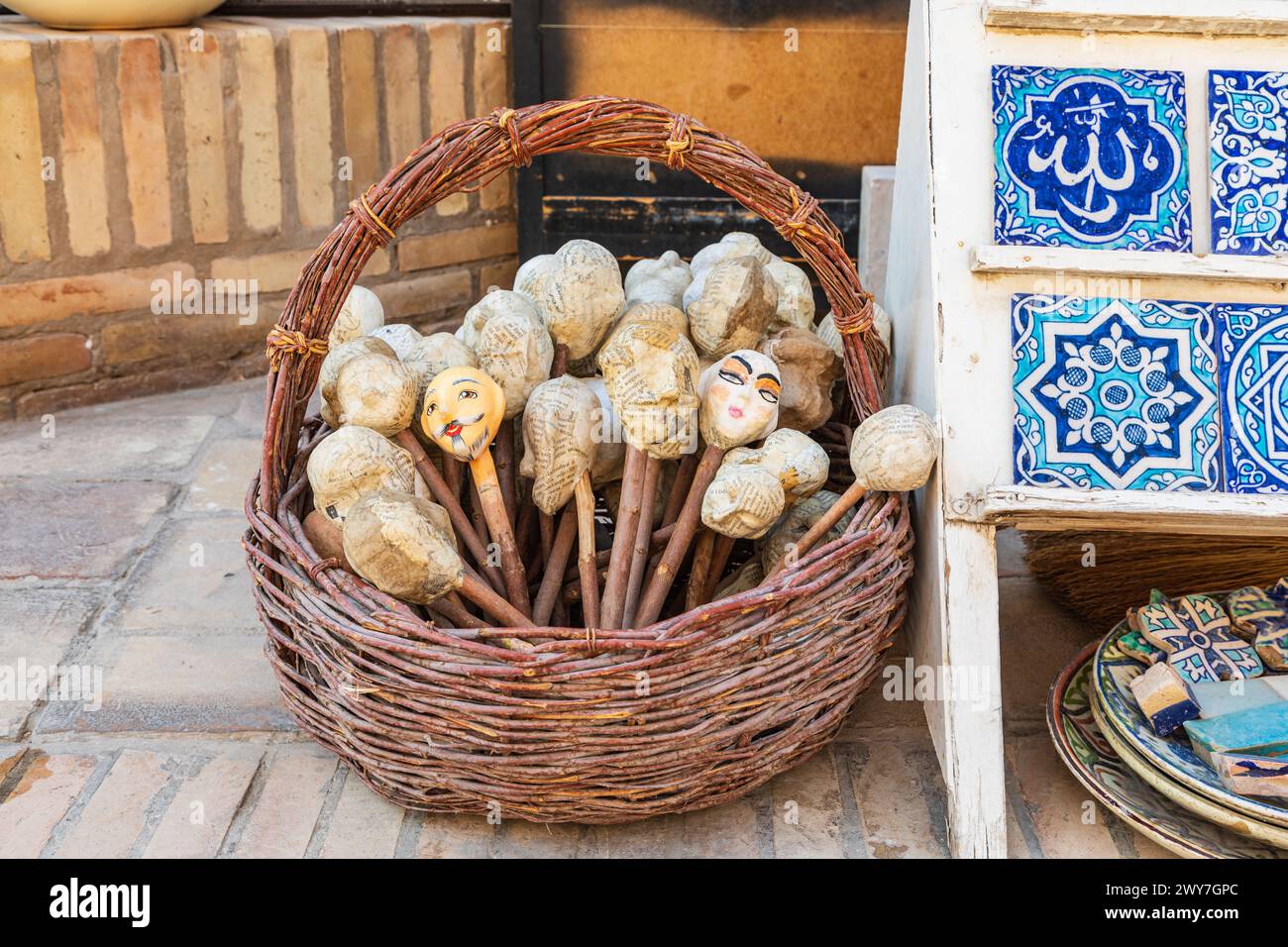 Paper mache heads hi-res stock photography and images - Alamy