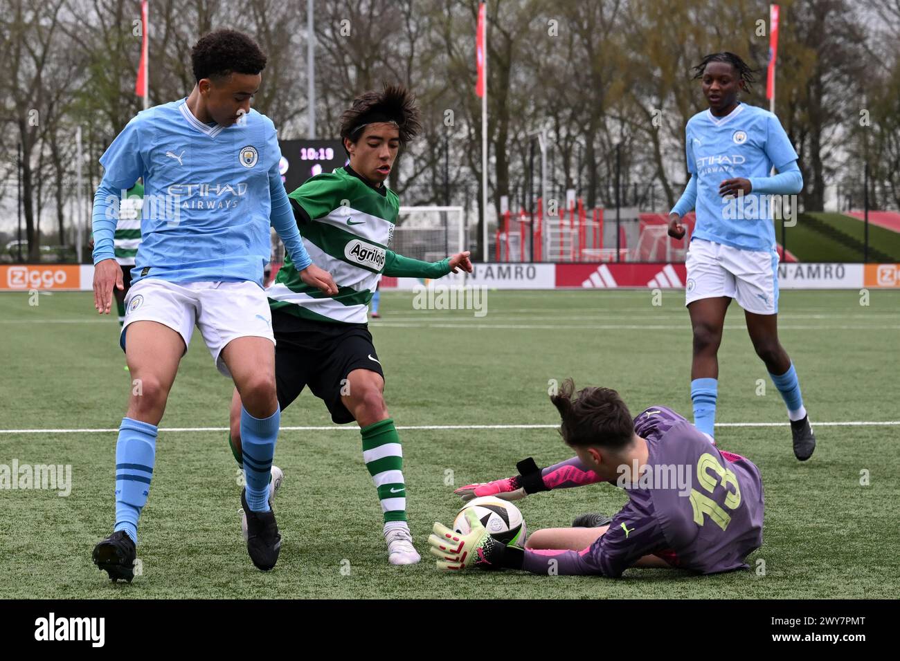 AMSTERDAM - (l-r) Jayden Lienou of Manchester City U17, Tomas Mendes of ...