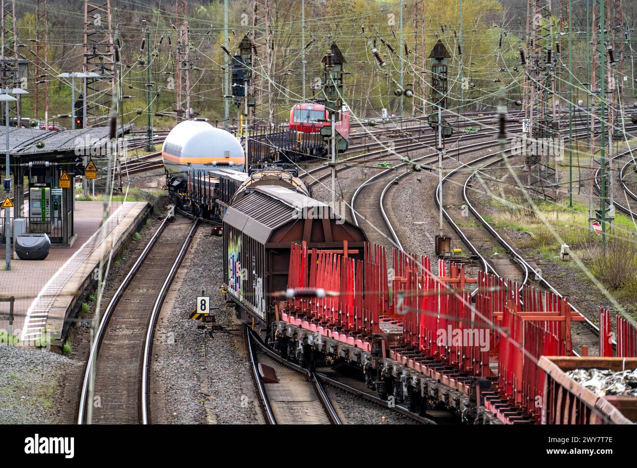Freight train changing track at the Hagen-Vorhalle marshalling yard ...