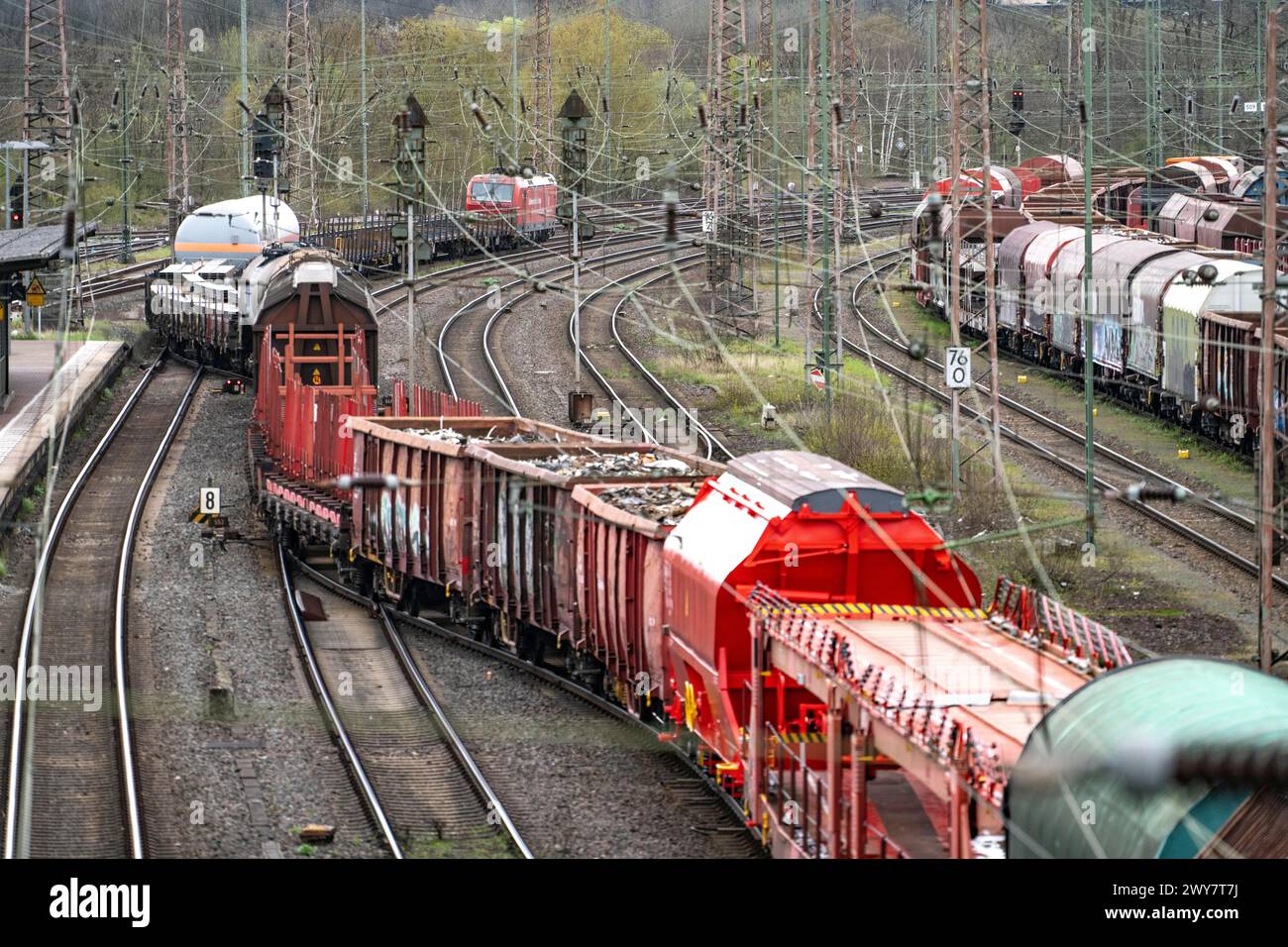Freight train changing track at the Hagen-Vorhalle marshalling yard ...