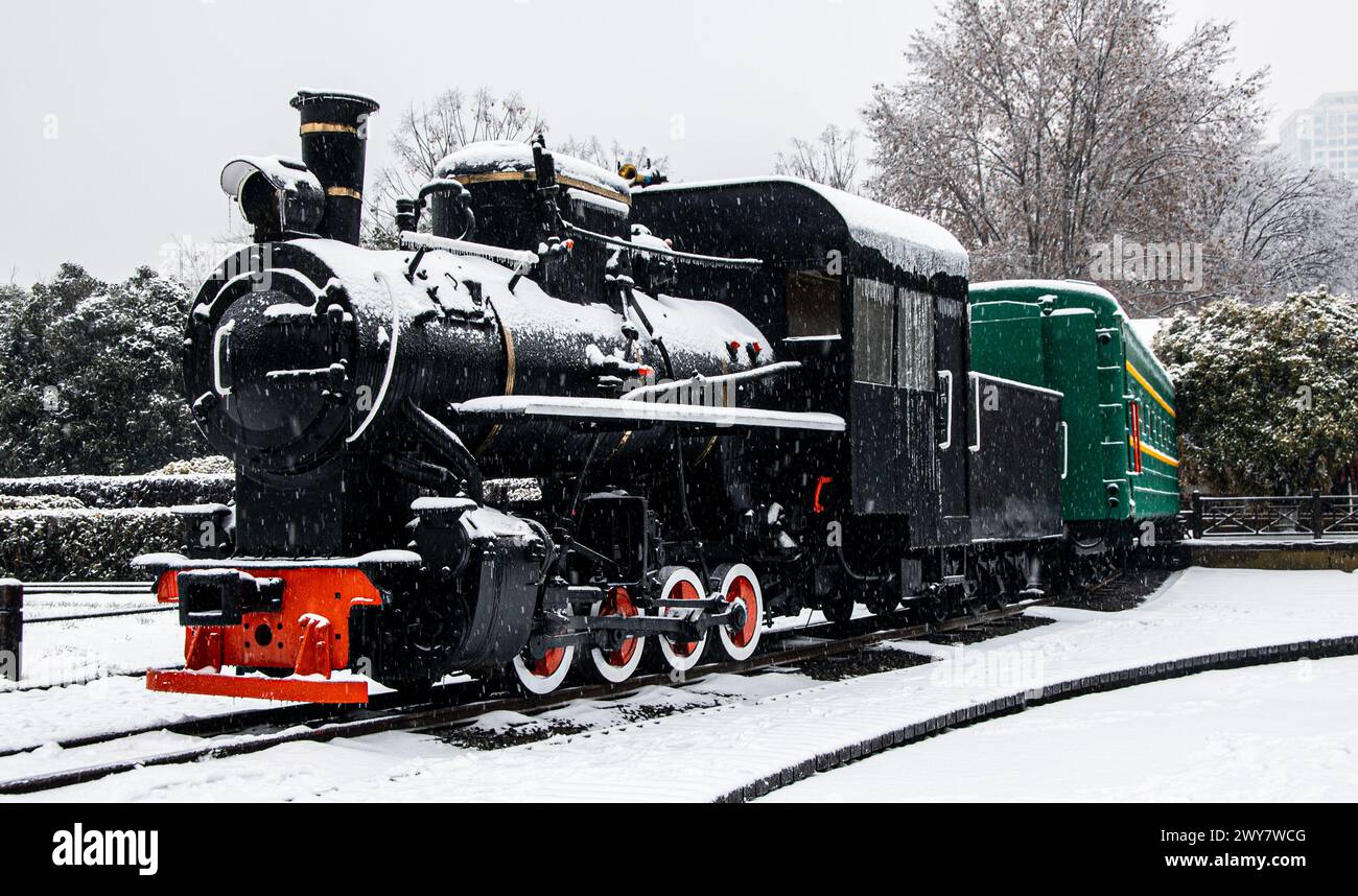 Vintage train in snowy hi-res stock photography and images - Alamy