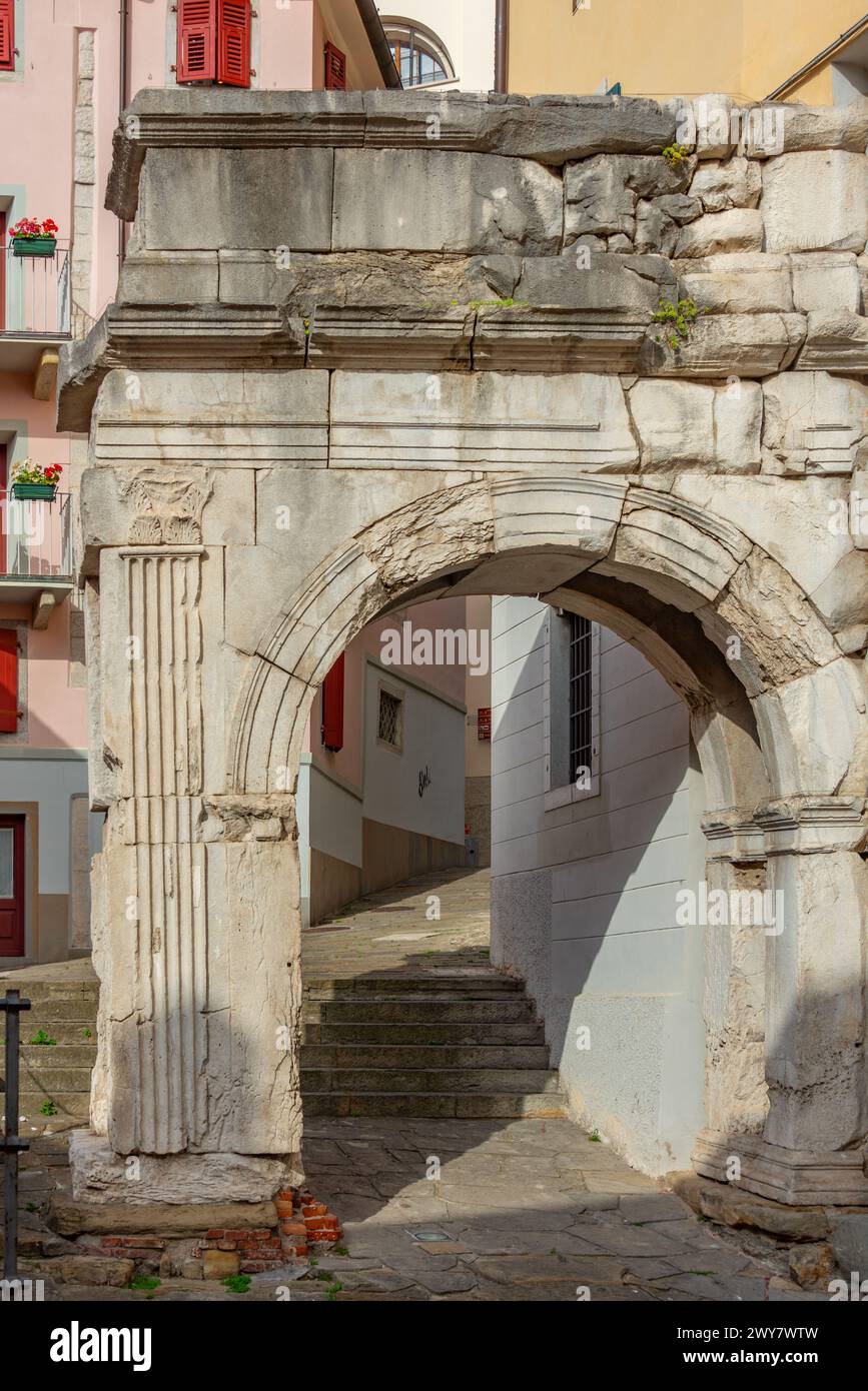 The arco di riccardo hi-res stock photography and images - Alamy