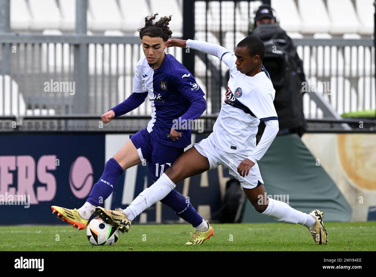AMSTERDAM - (l-r) Yanis Bourard RSC Anderlecht U17, Elijah Ly of Paris ...