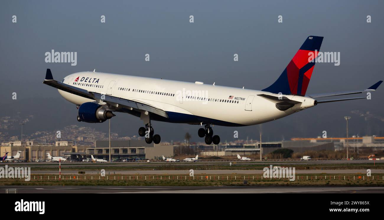 Delta Air Lines Airbus A330-302 landing at Barcelona Airport Stock ...