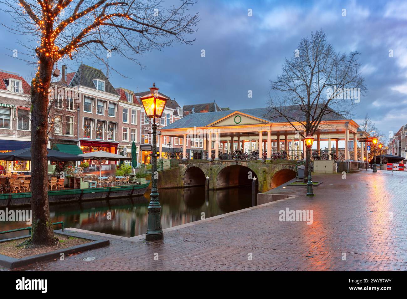 Night Leiden canal Oude Rijn and bridge Koornbrug in Christmas ...