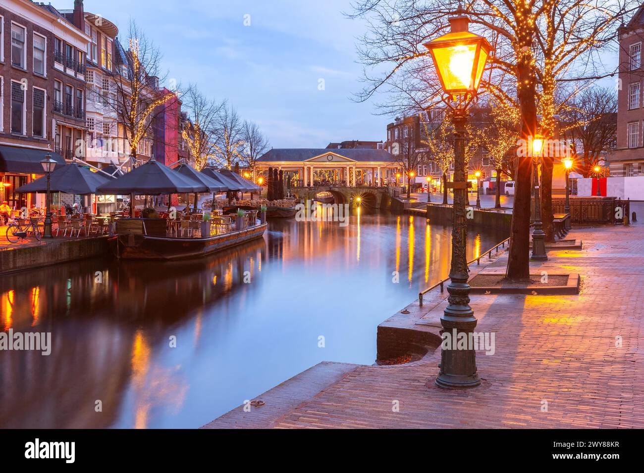 Night Leiden canal Oude Rijn and bridge Koornbrug in Christmas ...