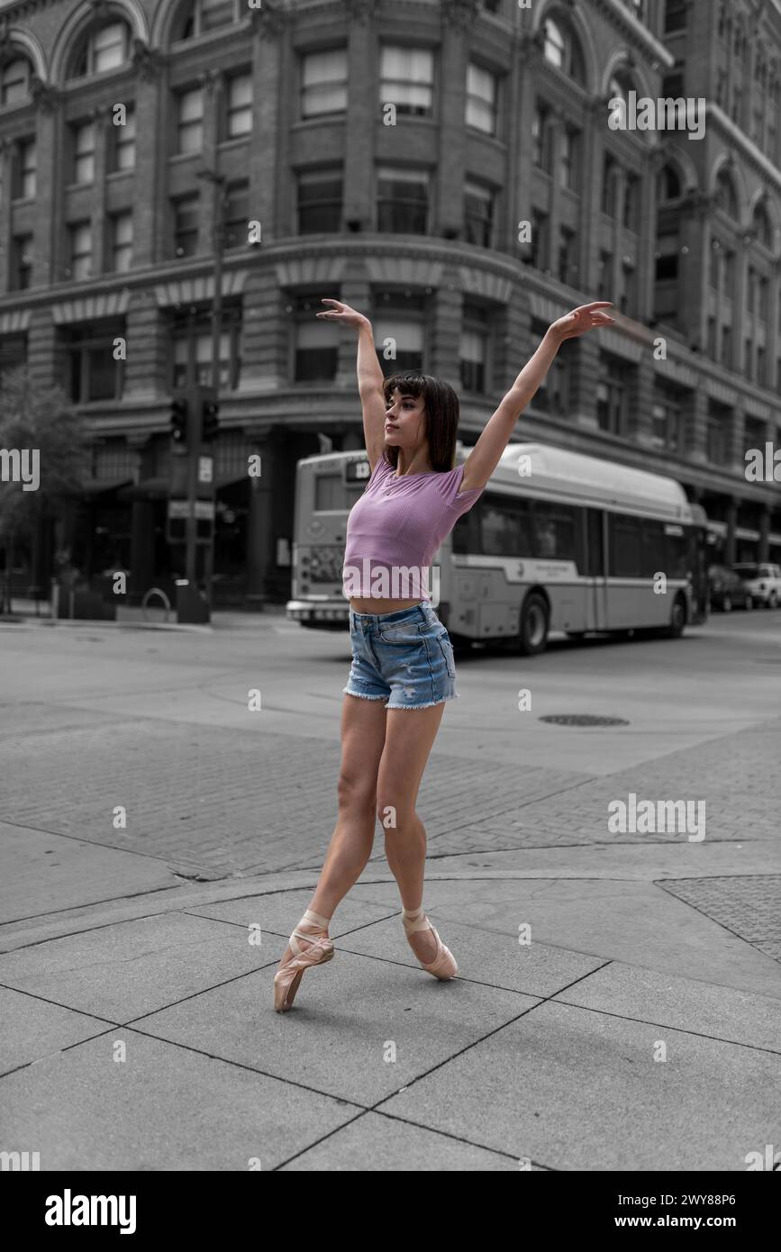 Graceful ballerina dancing en hi-res stock photography and images - Alamy