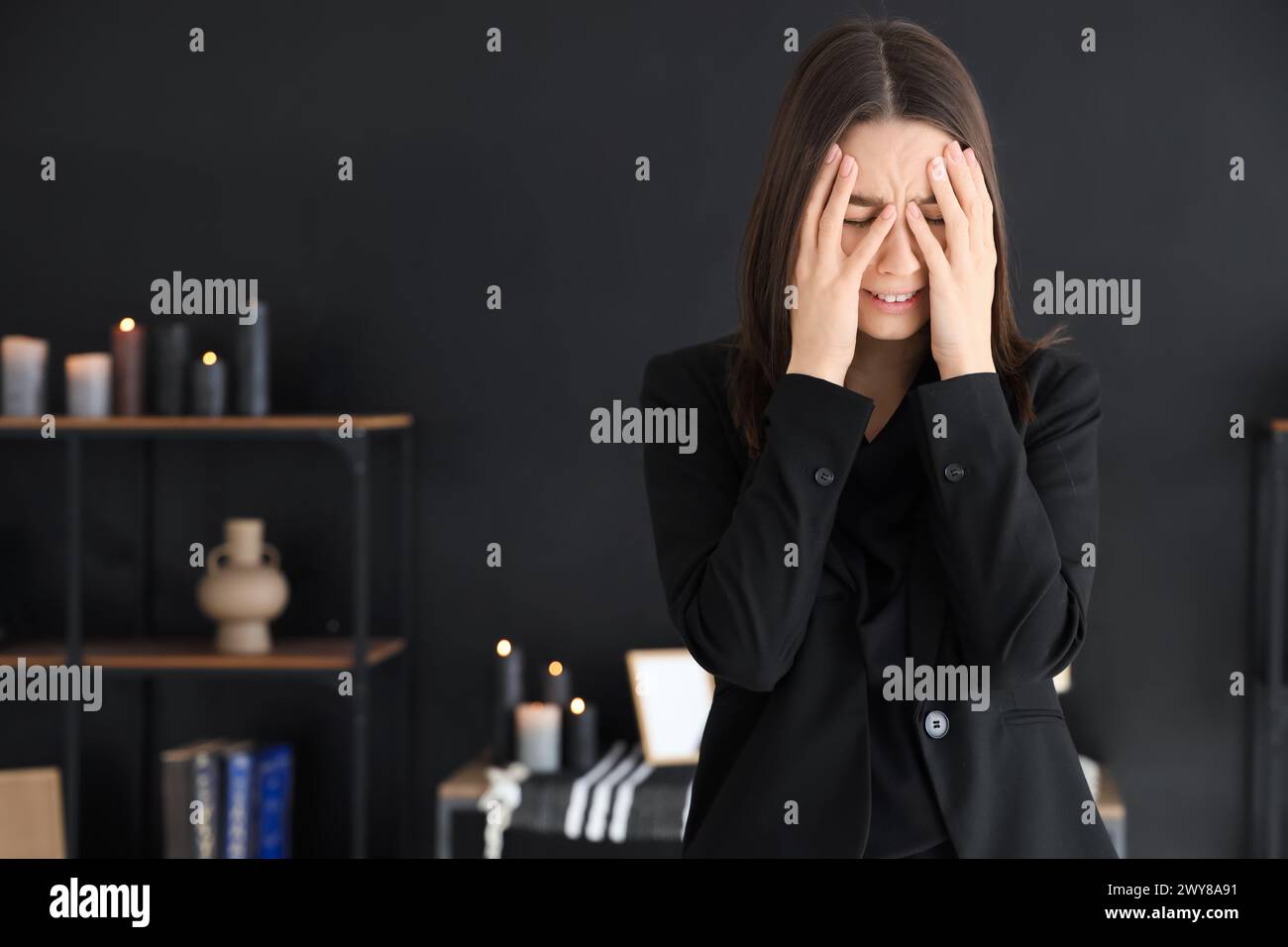 Family crying funeral hi-res stock photography and images - Alamy