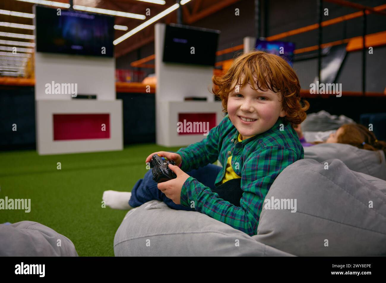 Kids playing video game hi-res stock photography and images - Alamy