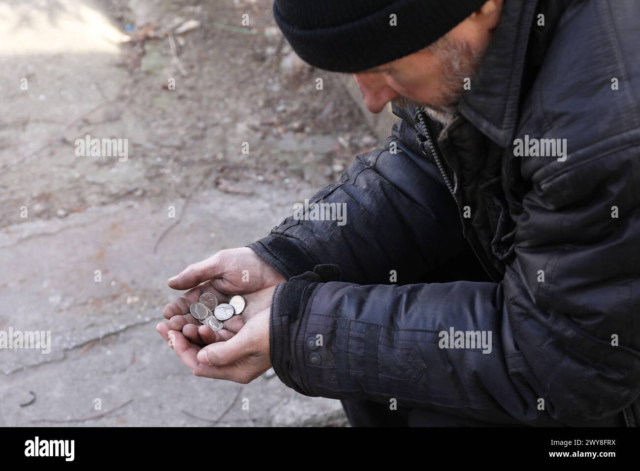 Homeless man counting money hi-res stock photography and images - Alamy