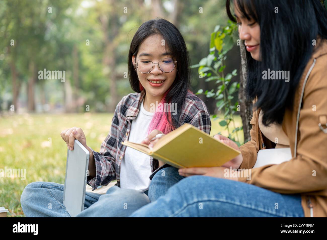 Students studying under tree hi-res stock photography and images - Alamy