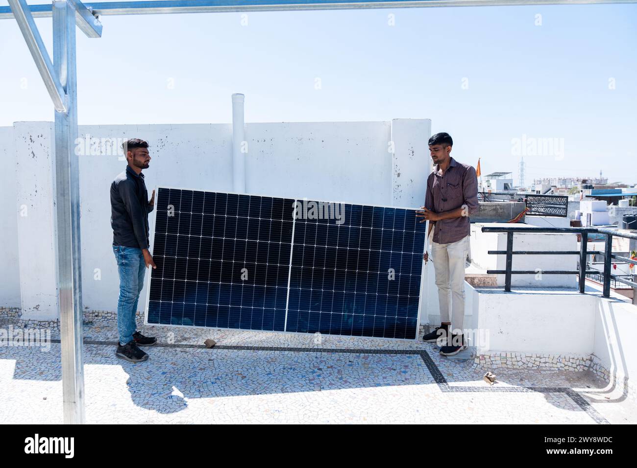 Solar panel installation india hi-res stock photography and images - Alamy