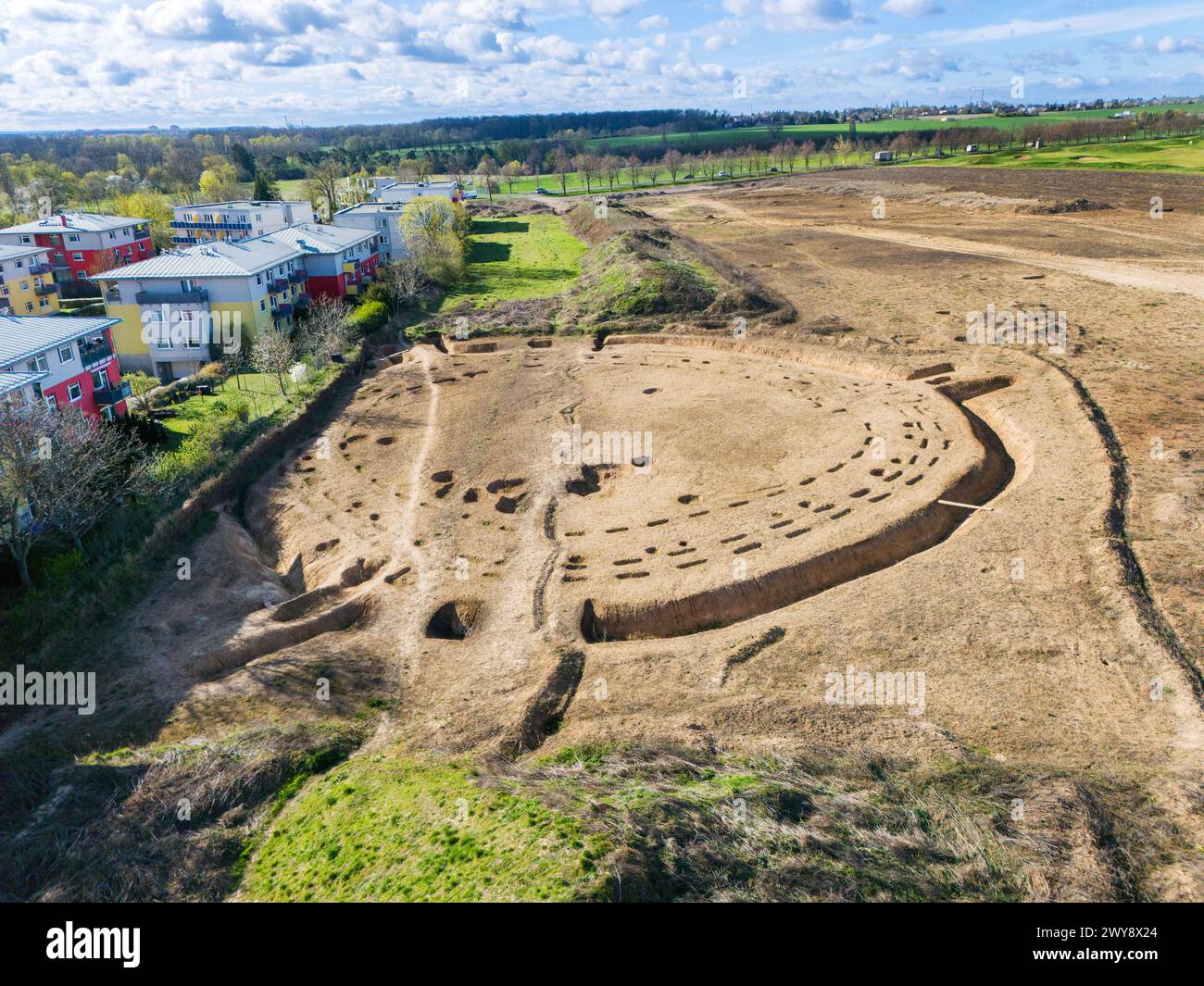 Rondel Vinoř - monumentální stavba z doby kamenné, Ceska republika ...