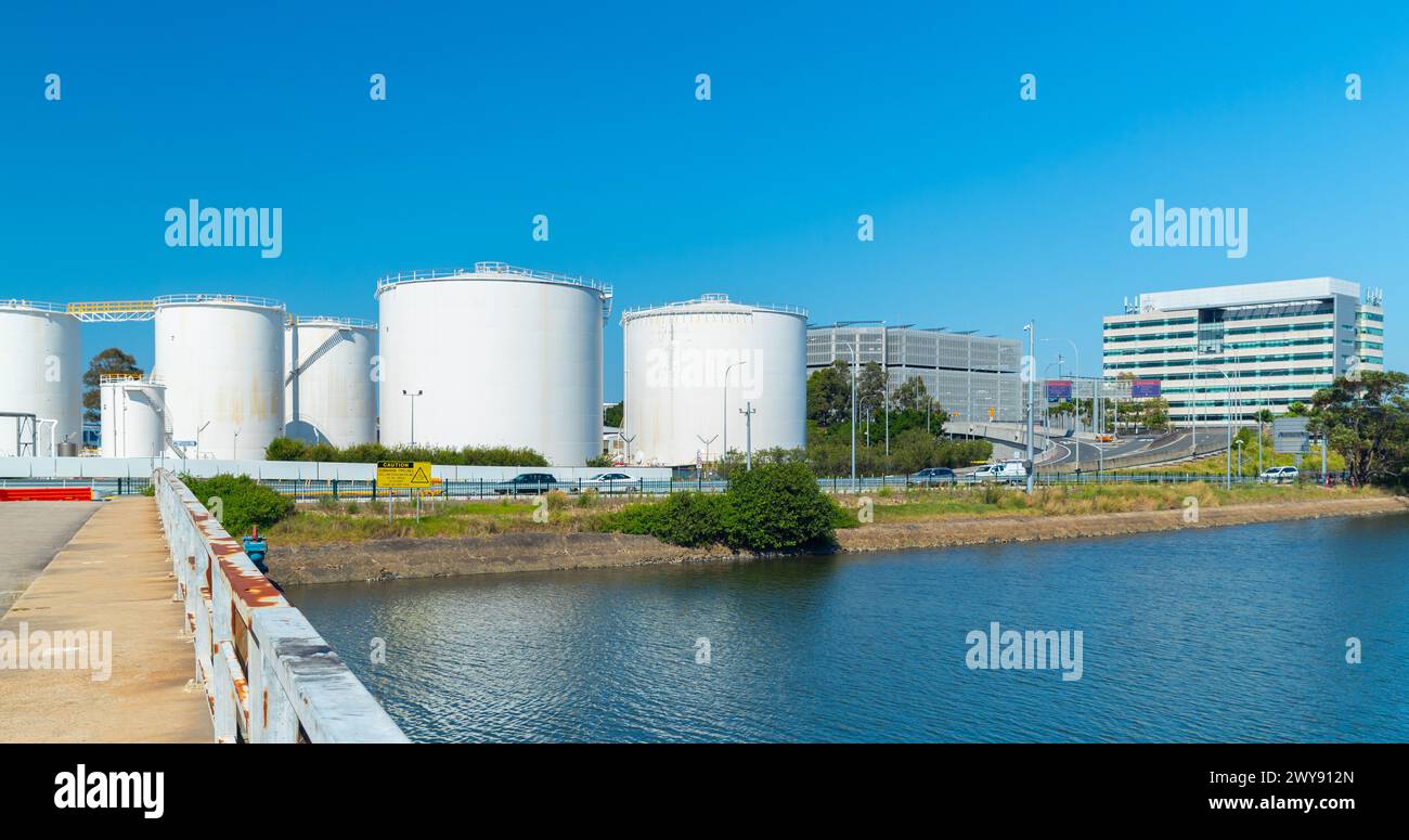 Looking from Billy's Bridge and the Alexandra Canal towards the ...