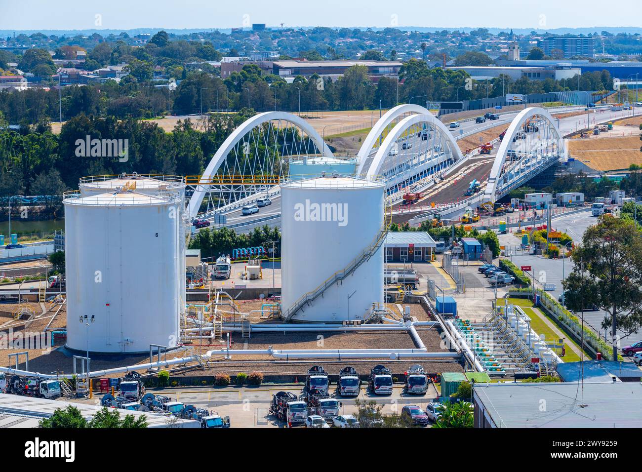 Construction of the Twin Arch Bridge on Airport Drive at Sydney Airport ...