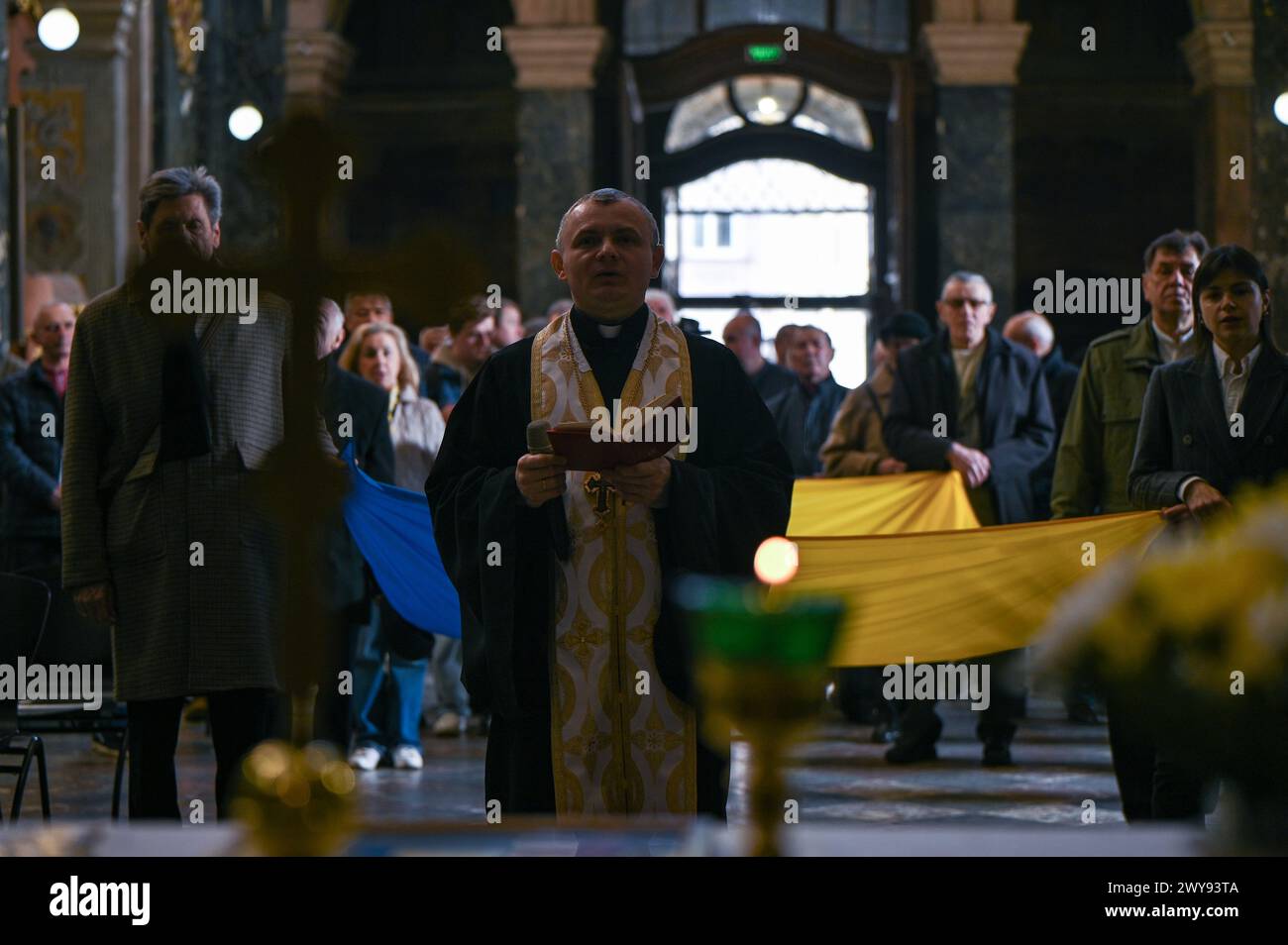 Non Exclusive: LVIV, UKRAINE - APRIL 3, 2024 - A priest conducts a ...