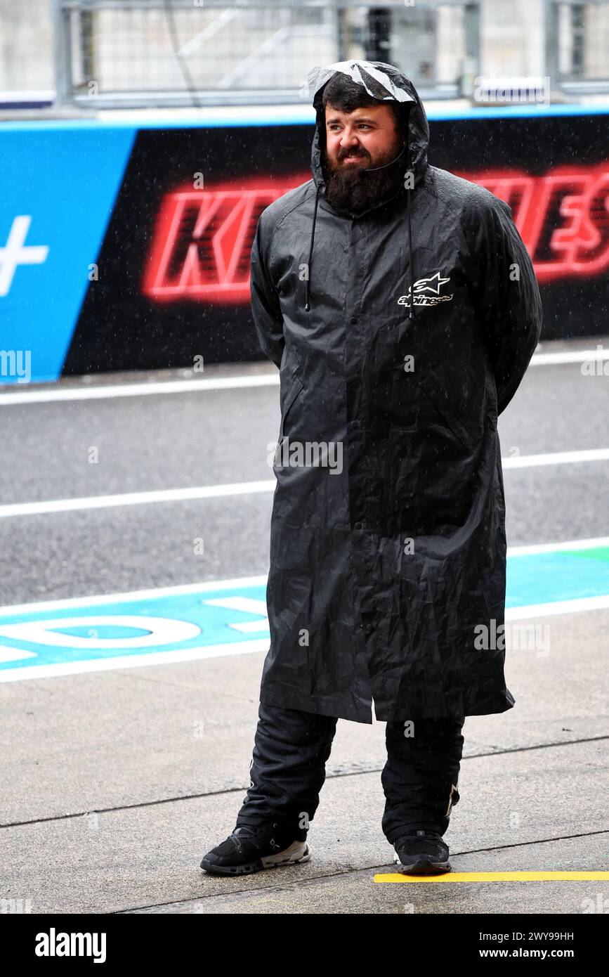 Suzuka, Japan. 05th Apr, 2024. Alpine F1 Team mechanic in the pits. 05. ...