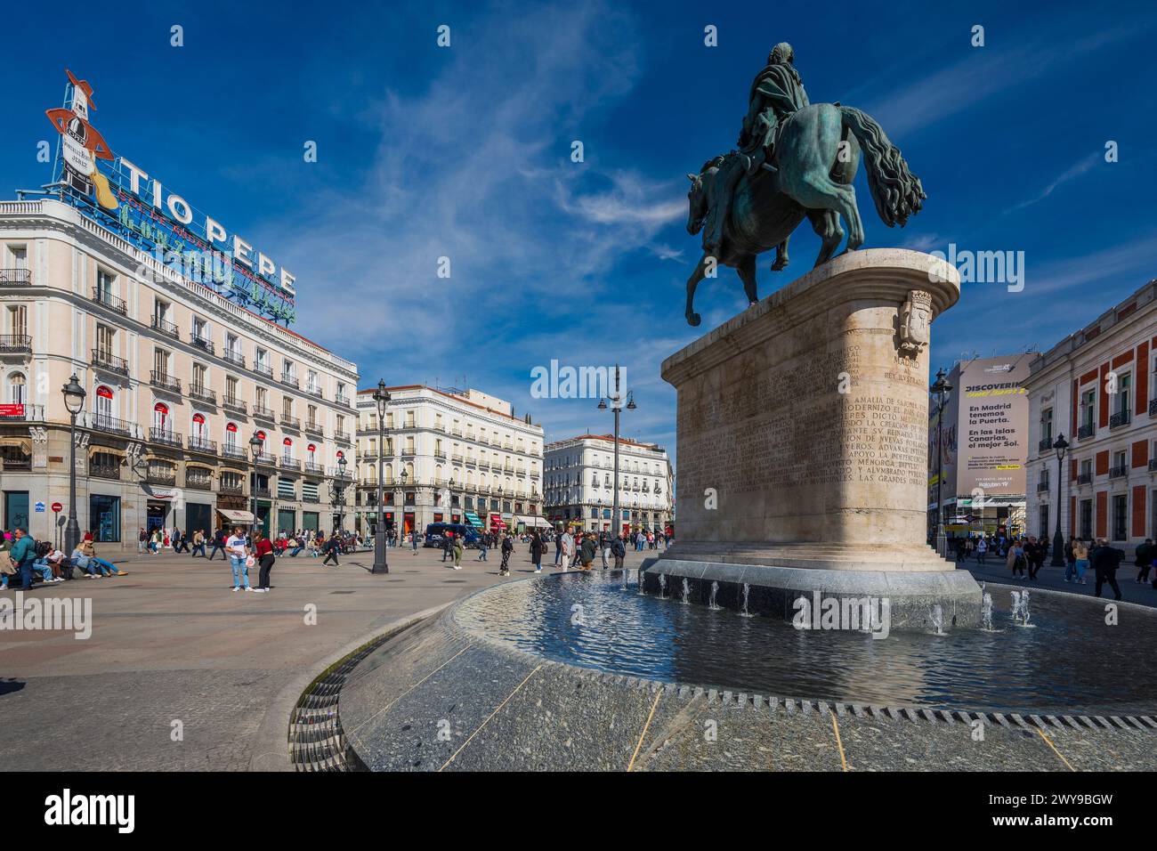 Puerta del sol building hi-res stock photography and images - Alamy