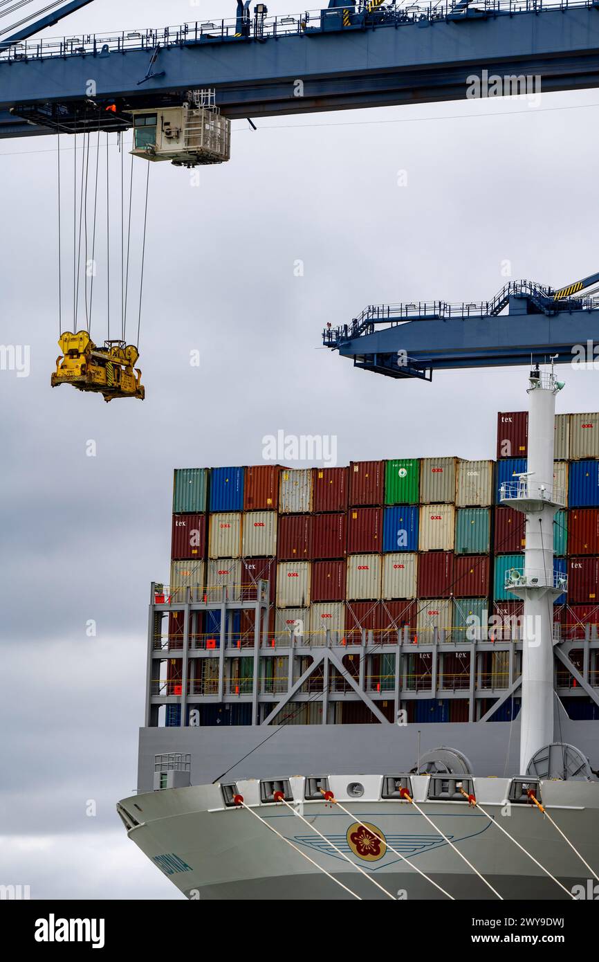 Oocl gdynia container ship hi-res stock photography and images - Alamy