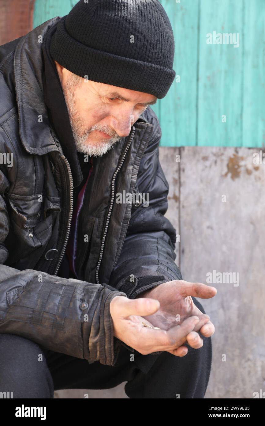 Homeless man counting money hi-res stock photography and images - Alamy