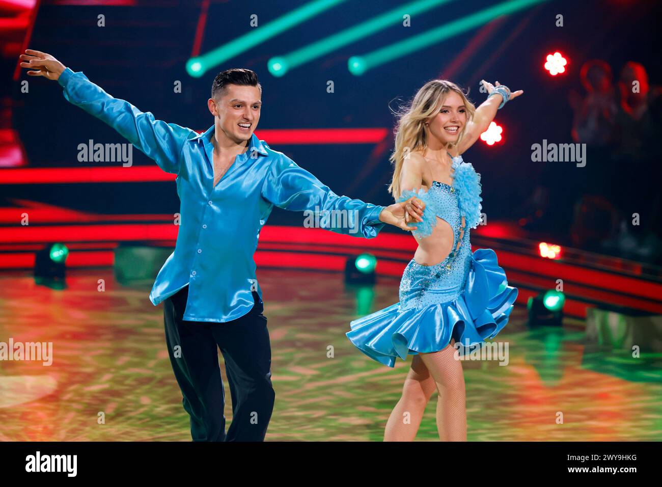 Schauspielerin Lina Larissa Strahl und Tänzer Zsolt Sandor Cseke in der vierten Live-Show bei ...