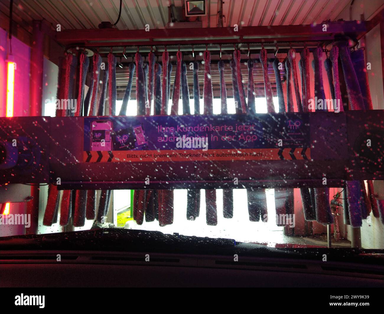 Auto waschen in einer Auto-Waschanlage Waschanlage *** Washing your car ...